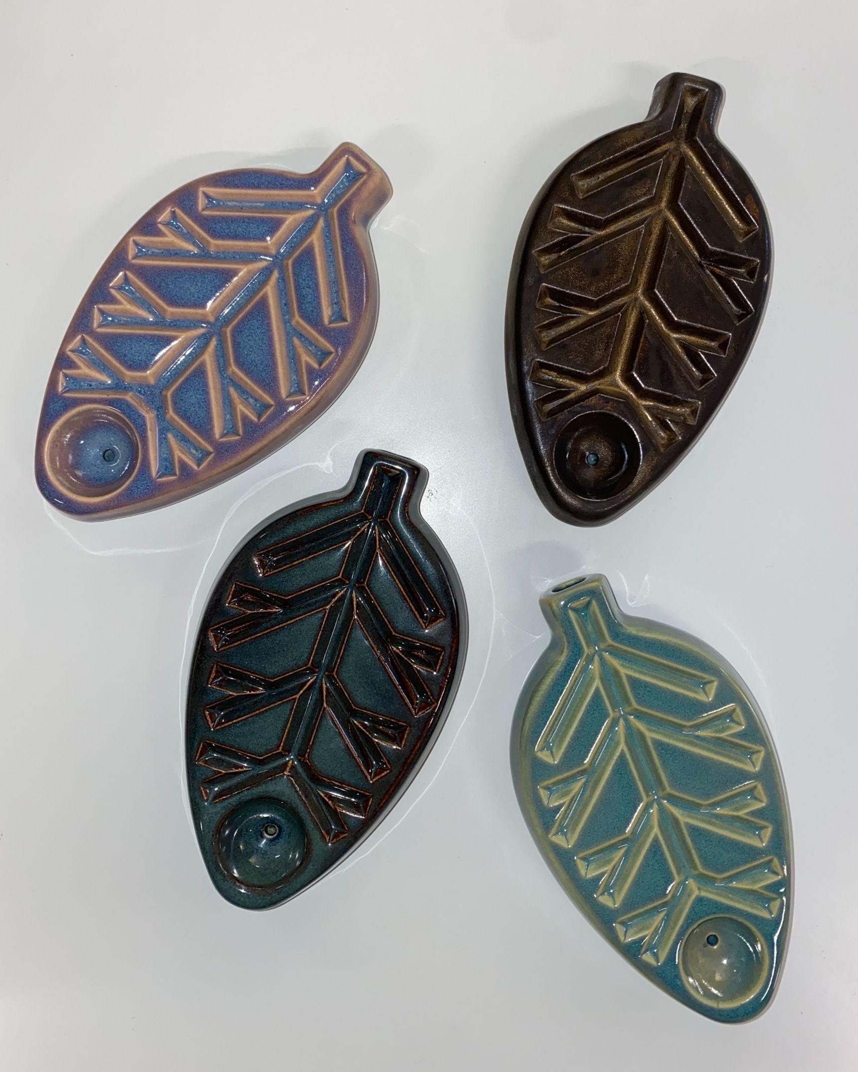 Shop Oak Earth 'Leaf' Ceramic Hand Made Pipe - PARA